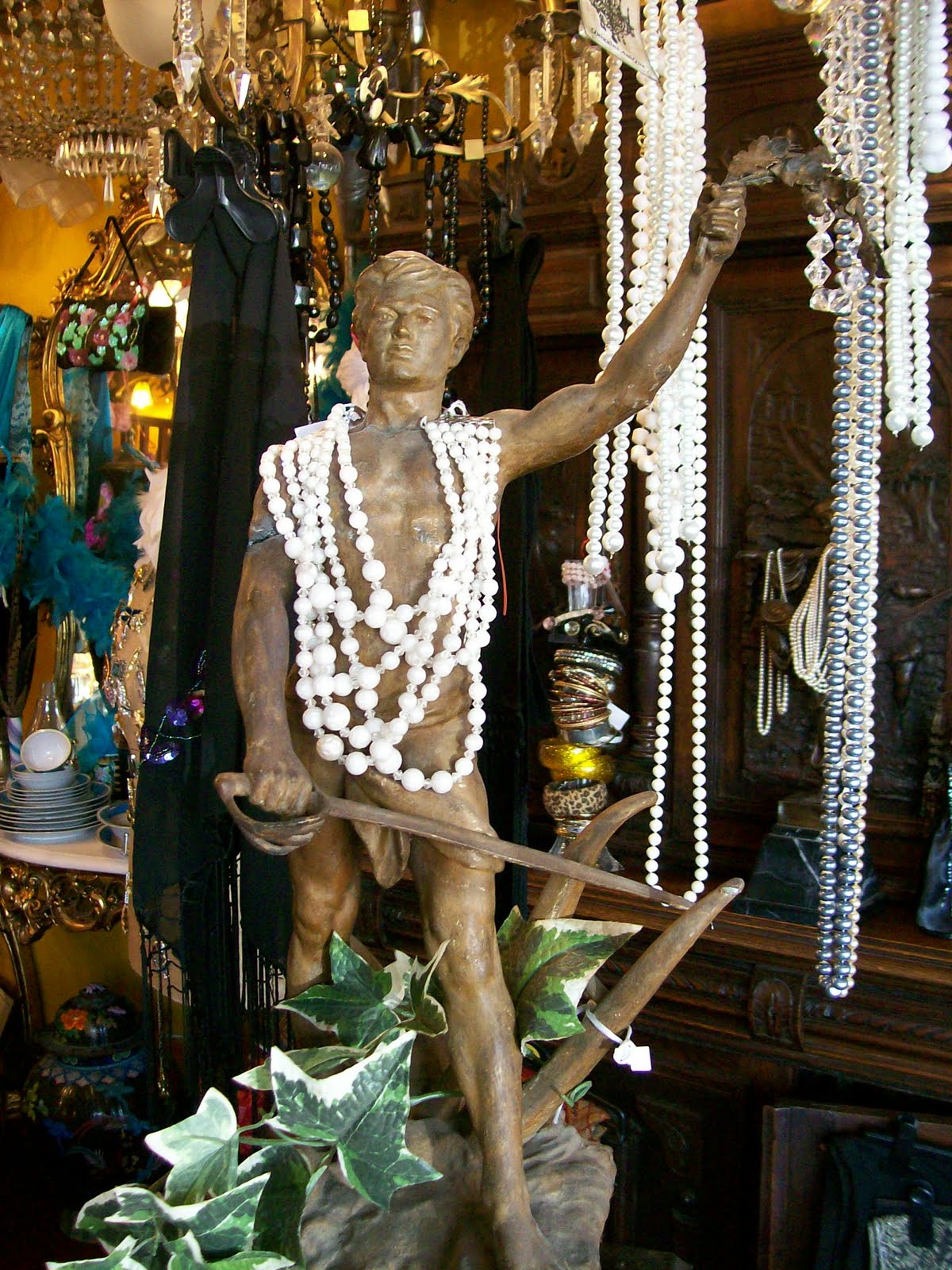 Quiggins AttiQue: INSIDE QUIGGINS ATTIQUE