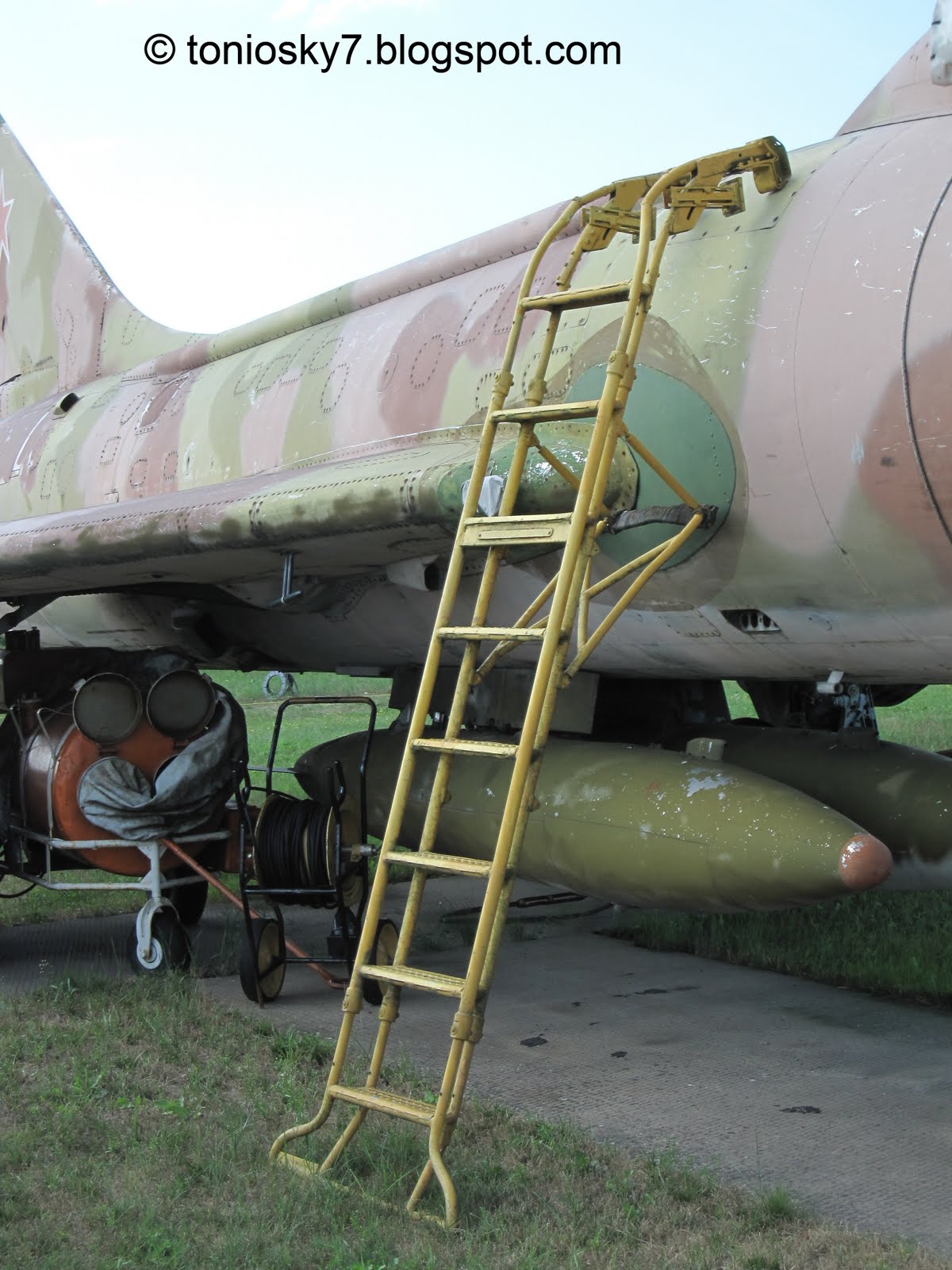 Sukhoi Su-7 BKL Fitter walkaround (Aviation Museum of Riga)
