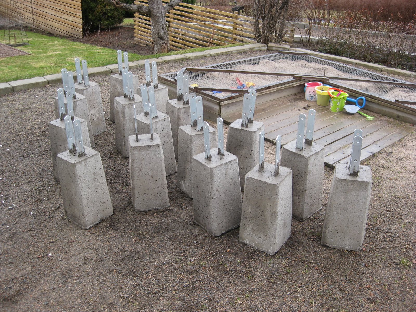 Hallontrollets trädgård: 16 betongplintar vs. slingor i håret??