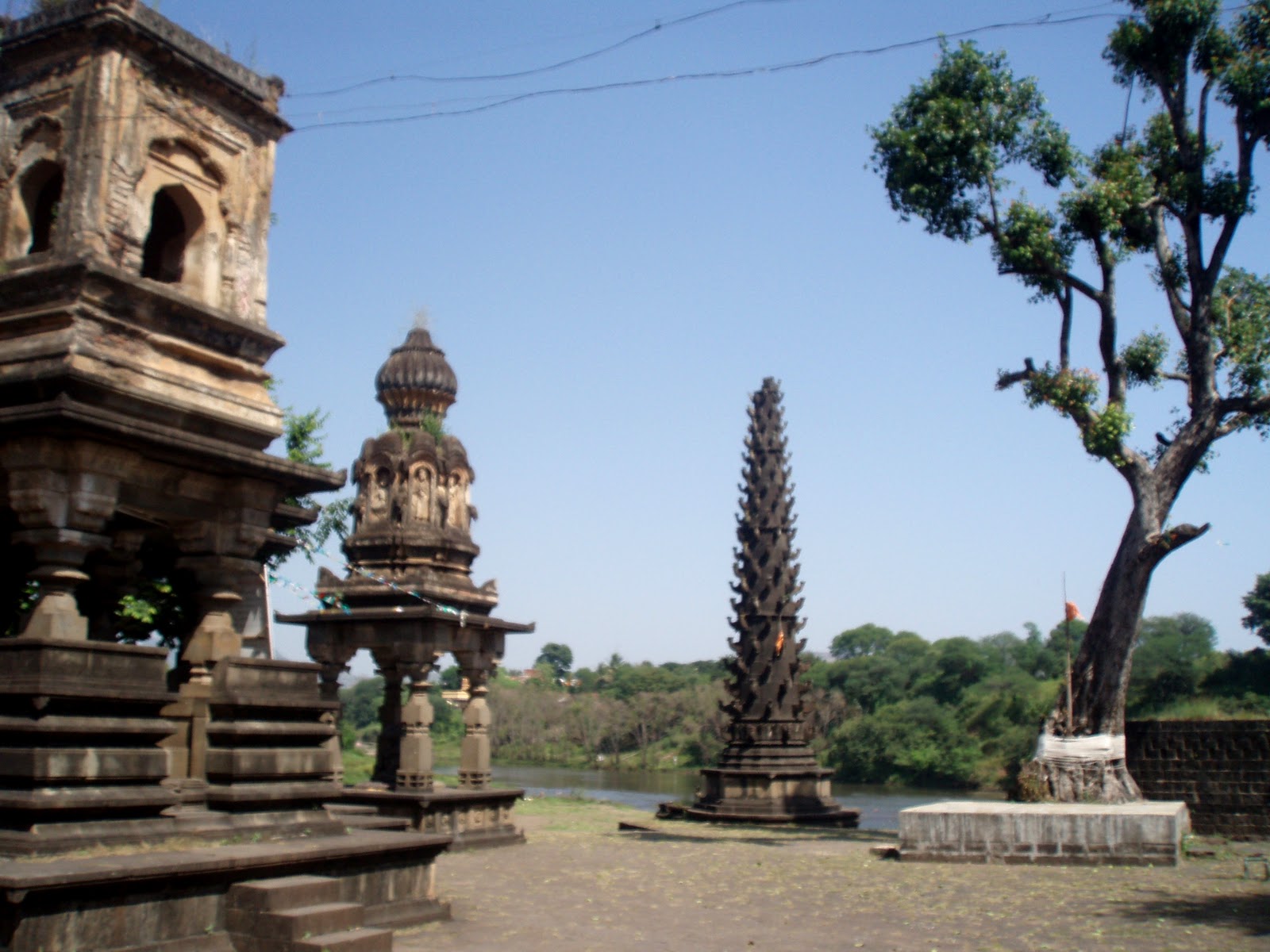 Travelogue Unlimited: Sangam Mahuli and Wai Menawali Temples : A Photo ...