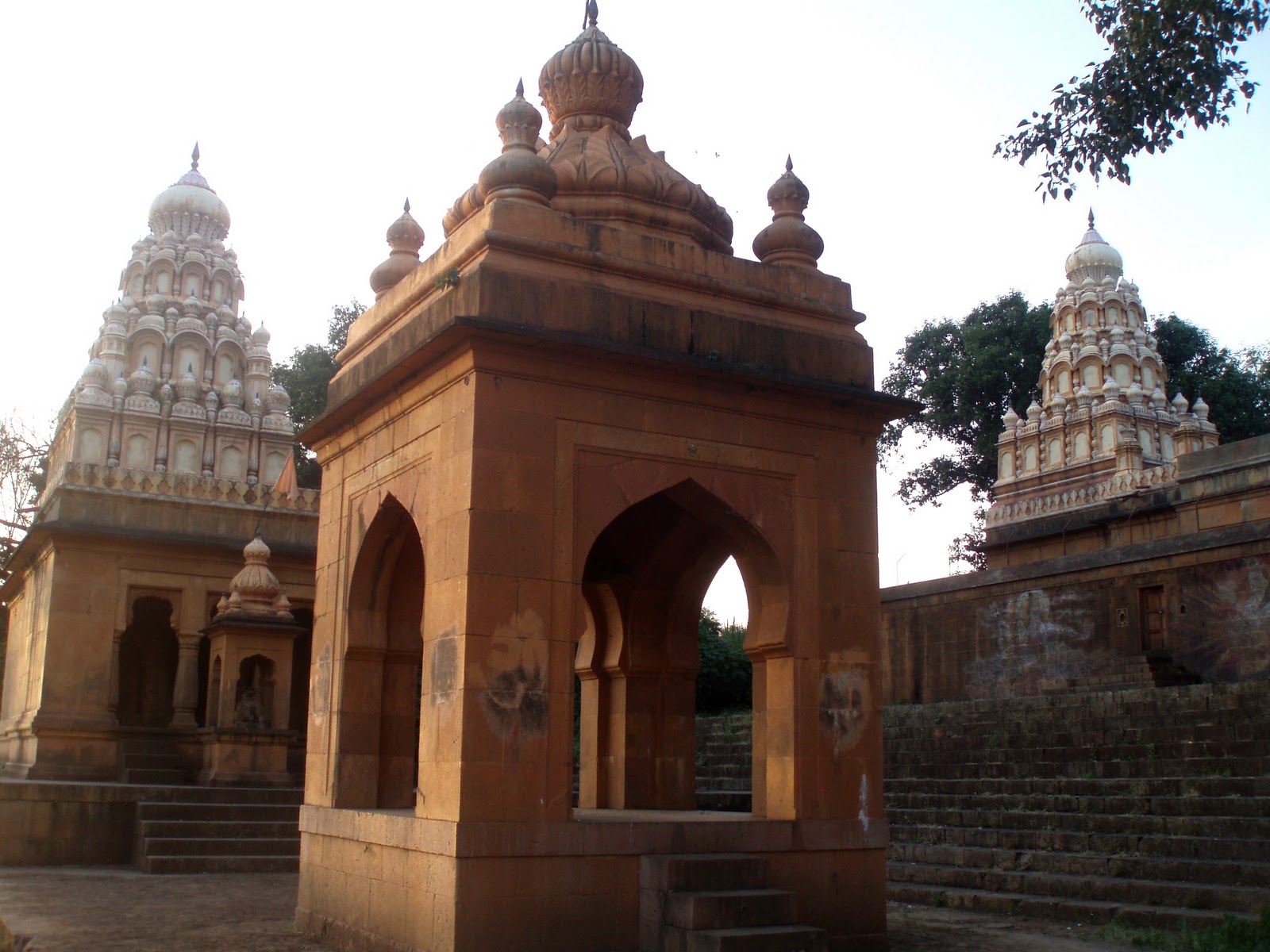 Travelogue Unlimited: Sangam Mahuli and Wai Menawali Temples : A Photo ...