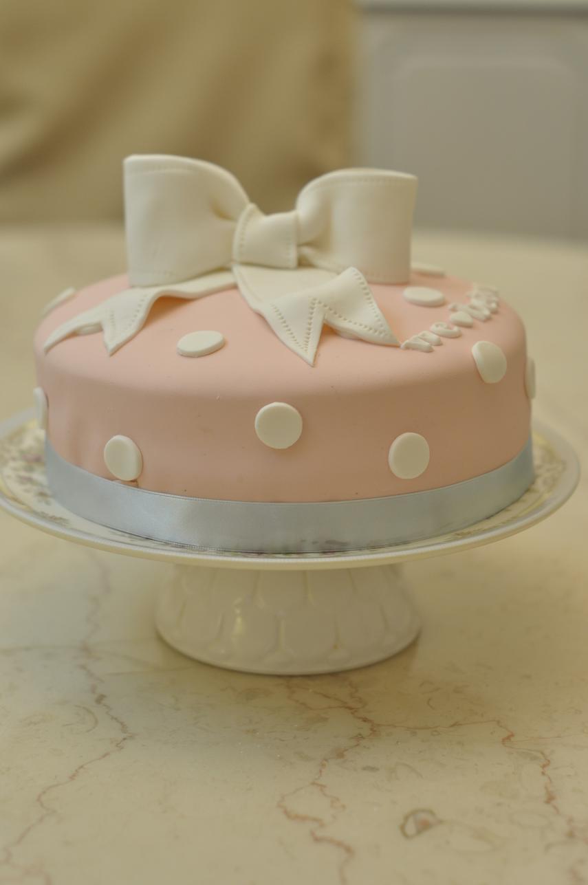 creamme bakeshoppe: pink cake with big bow