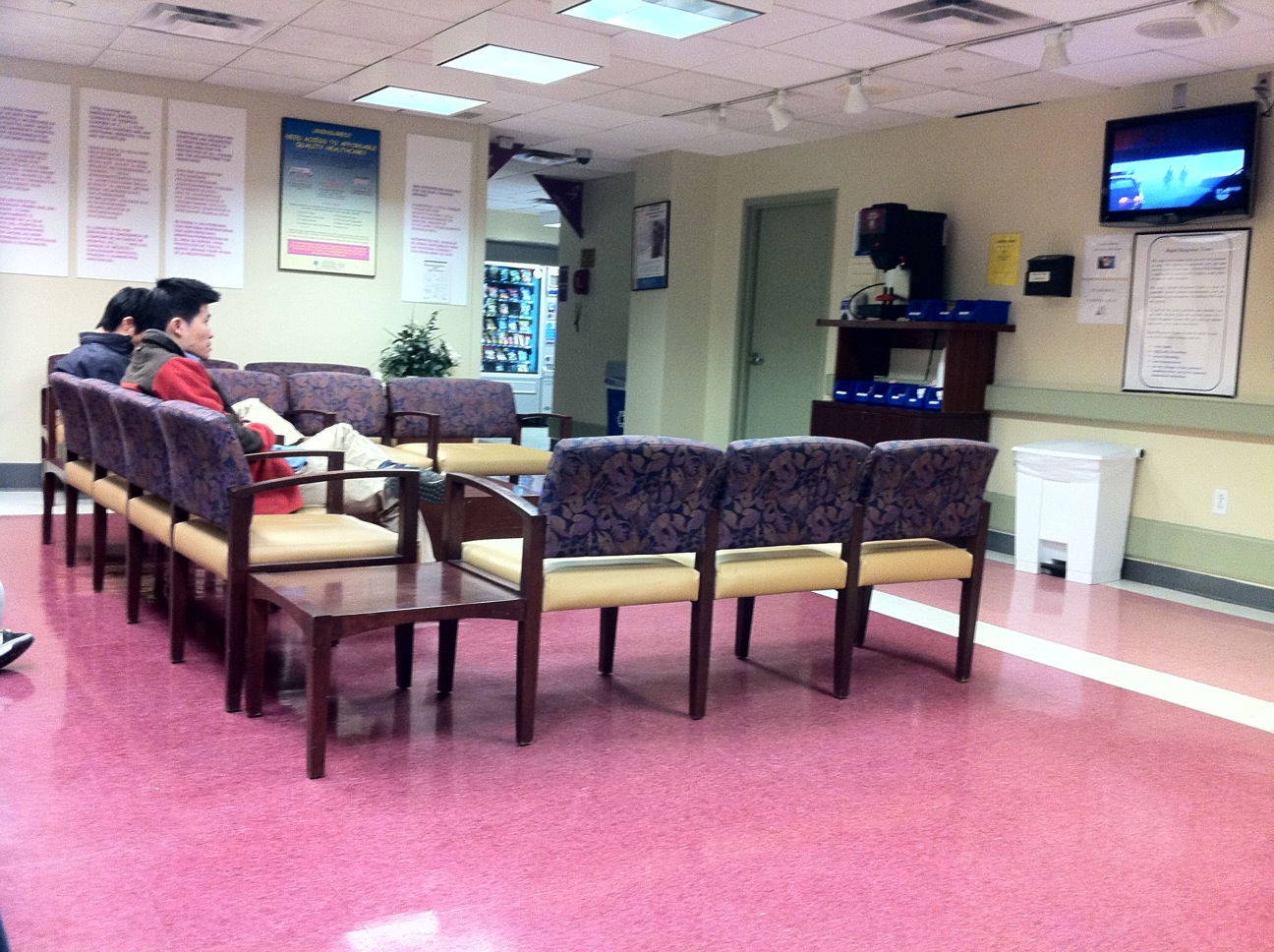 AKAHarry's Moblog!: Hospital Emergency Waiting Room