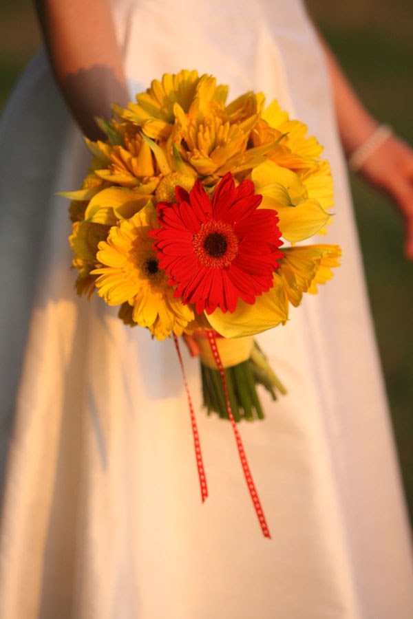 Bouquet Bridal: Wedding flowers in Red and Yellow