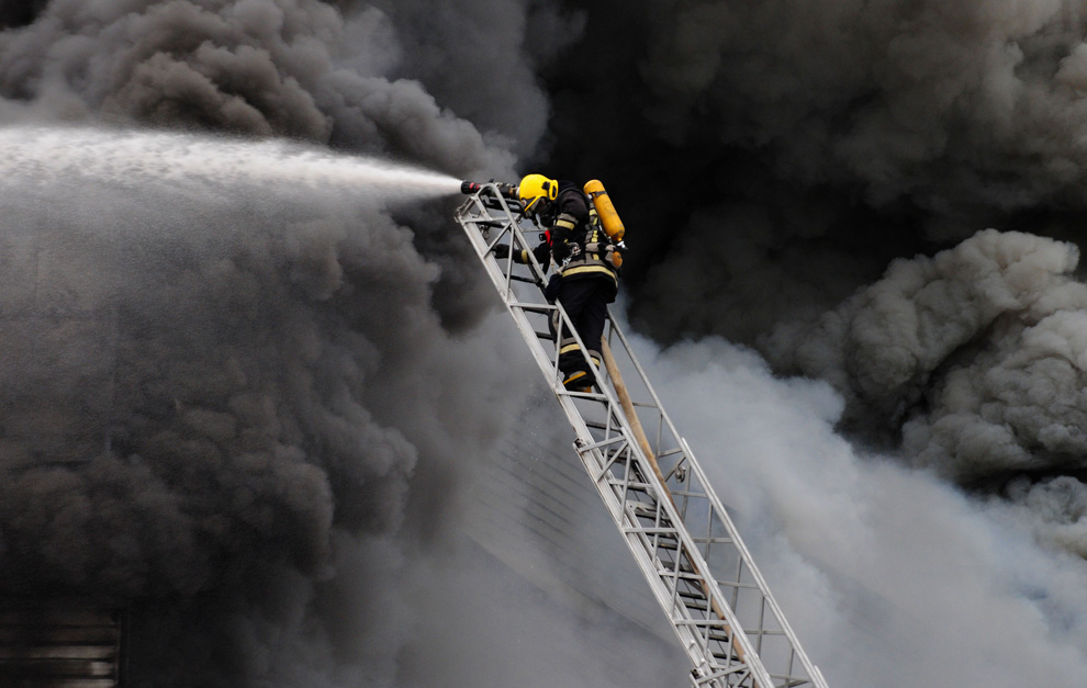 Milenioscopio: Bombero apagando incendio en Concepción.