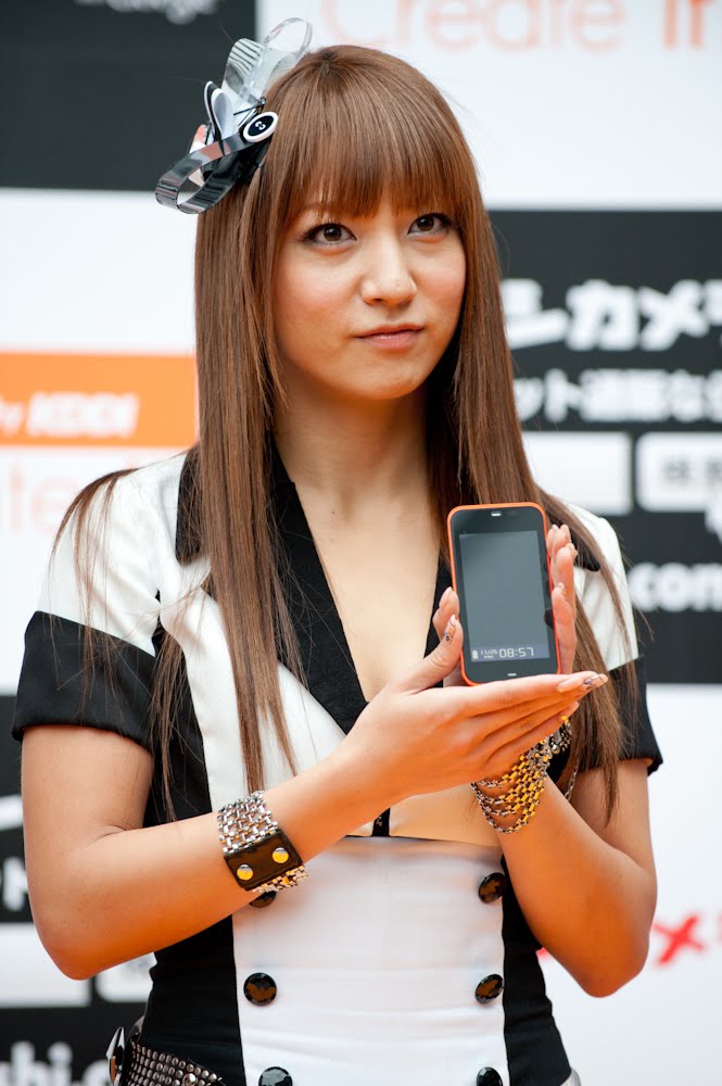 The J Word: SDN48 invitadas especiales para presentar el nuevo celular de KDDI “Android au IS03”