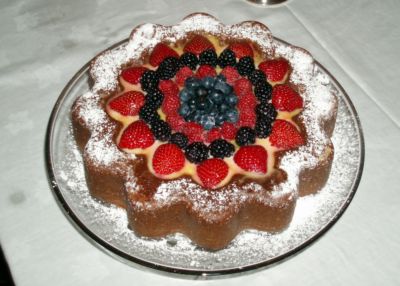 Lexi's Kitchen: DAISY ANN CAKE WITH LEMON CURD AND BERRIES