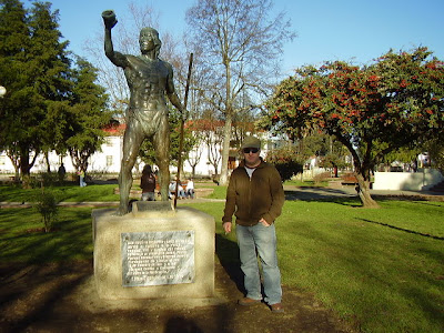 italo_chileno: Plaza de Armas de Lautaro y su Monumento al Toqui Lautaro.