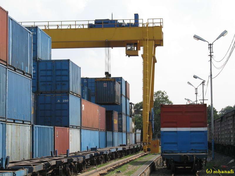 Blog Kereta Api Indonesia: Terminal Peti Kemas