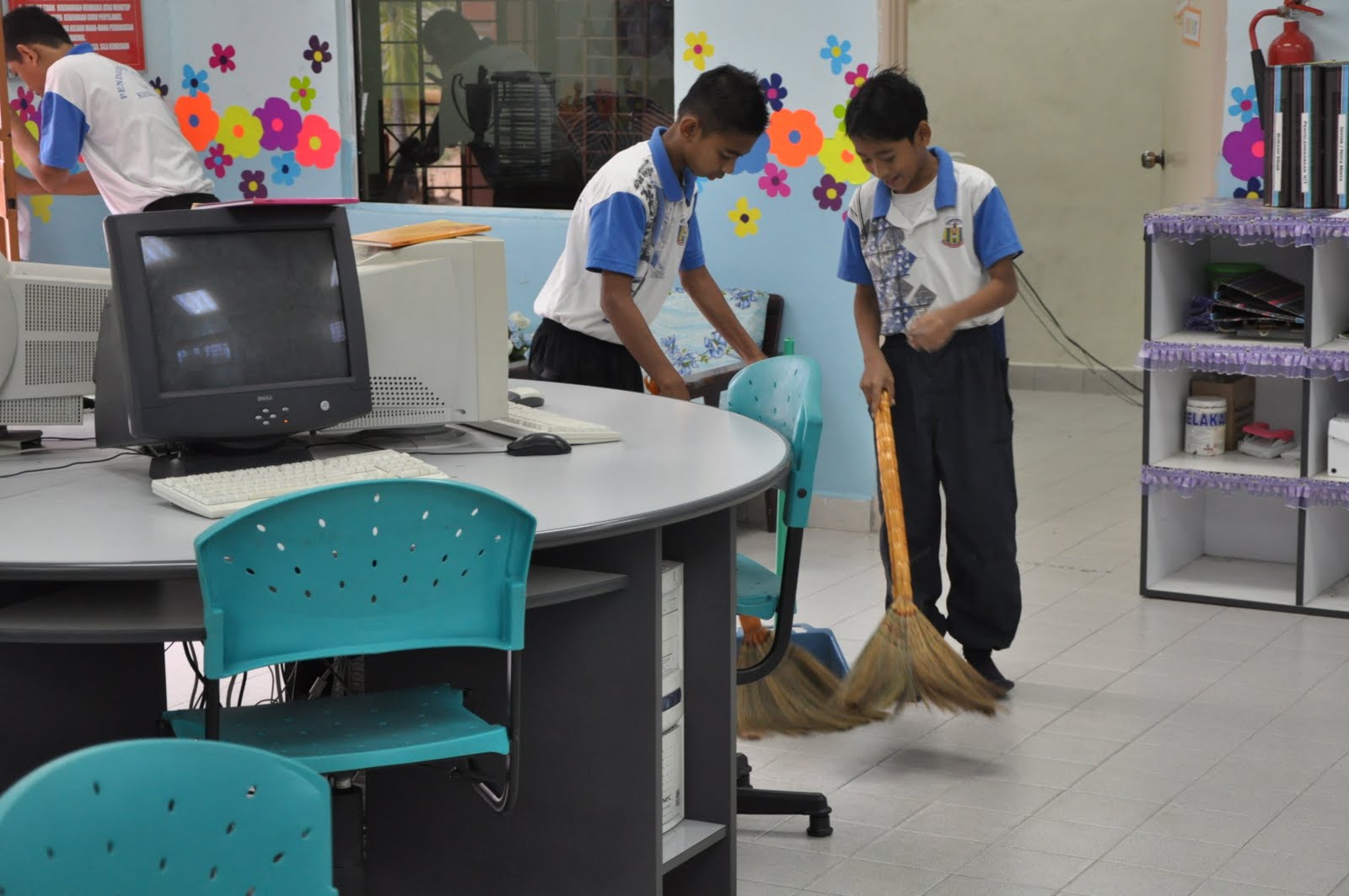 SEKOLAH KEBANGSAAN SENALING: Gotong - Royong Membersihkan Makmal ...