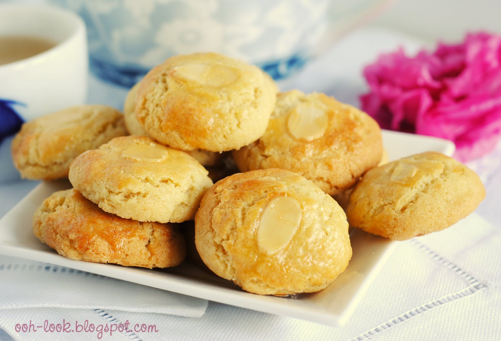 Ooh, Look...: Hello Chinese Almond Cookies - take two (or three)