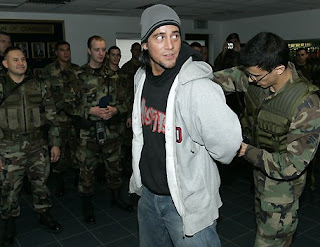 Foto del dia: CM Punk arrestado en un operativo! | WWE Online: TLC 2011