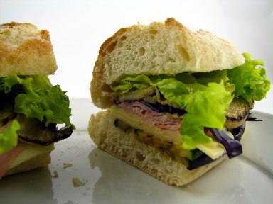 Cinco Quartos de Laranja: Sandes mista com legumes grelhados