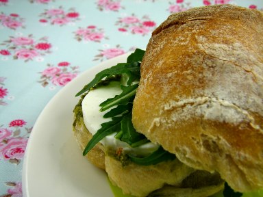 Cinco Quartos de Laranja: Sandes de queijo fresco com pesto