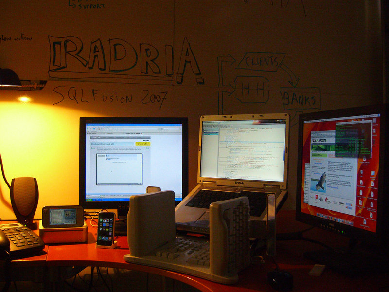 15 Cool and Unique Linux Desktop Workspaces (Workstations) | Tech Source