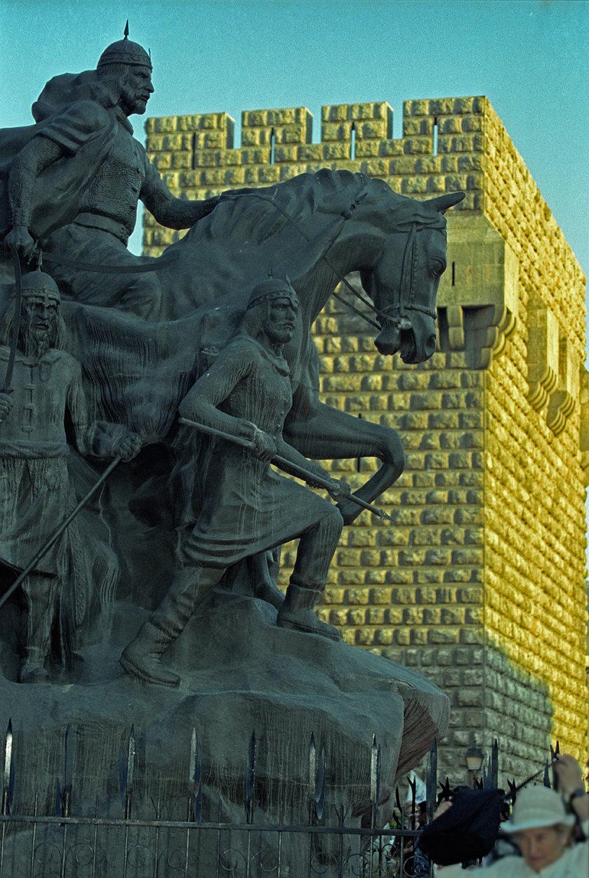 Showing tourist sites in Syria: Citadel of Damascus