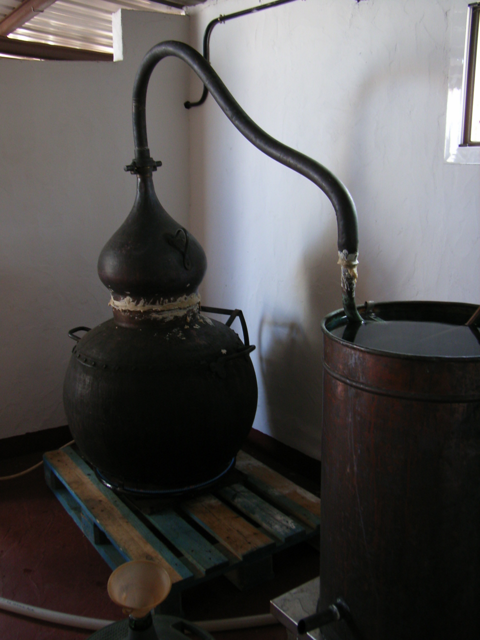 EL VINO-DESENTIDOS: ALAMBIQUE PREPARADO PARA DESTILAR