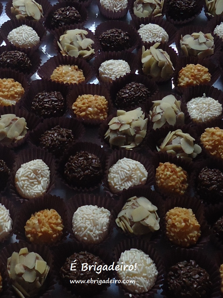É Brigadeiro!: Brigadeiros enrolados!