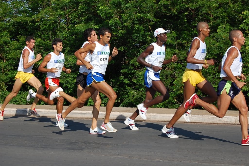 Corrida De Rua: foto de pessoas correndo
