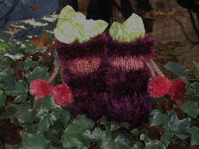 wool la lah: Baby's First Mukluks, a free knitting pattern.