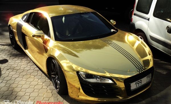 Gold Audi R8 on Moscow streets | Luxury Car