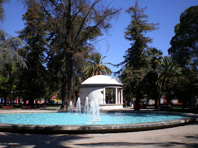 Molina, Chile: En la Plaza del Pueblo...
