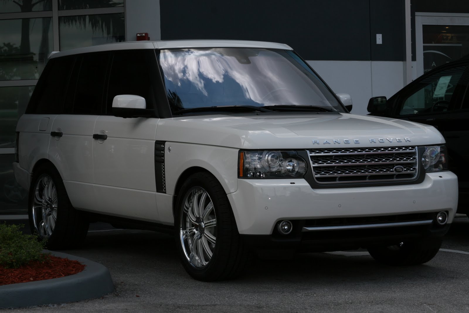 SOPRA CUSTOM WHEELS: Range Rover with 22 inch SCW-G10 Wheels