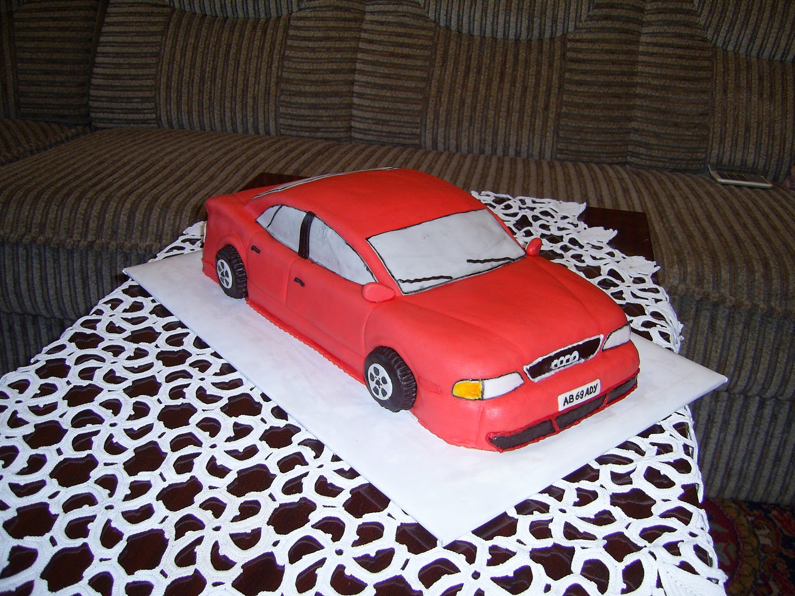 Mama-Mio Cakes: Tort masina