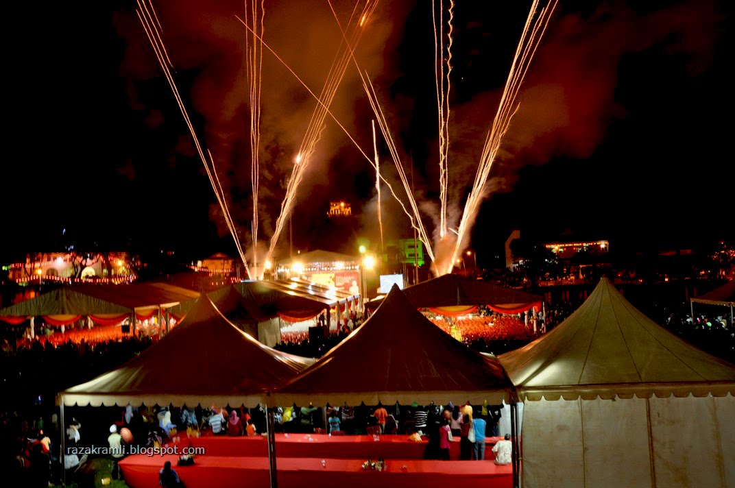 Fotografi merakam sejarah: Bunga api tahun baru cina 2011 di Dataran Raub