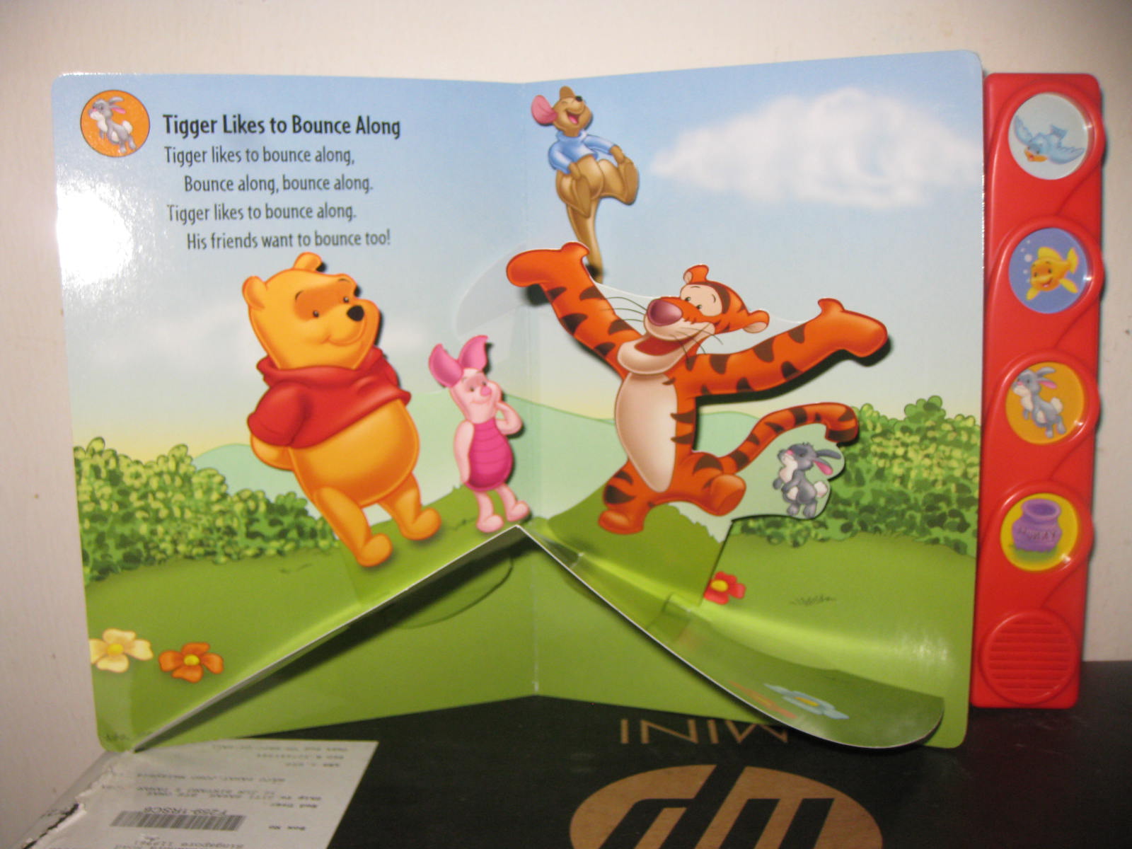 Mesya & Baby Wardrobe: Pooh pop up & musical book