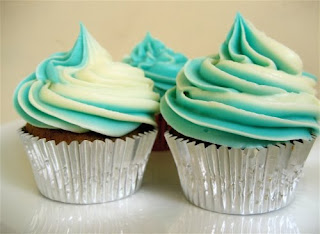 Two Tone Frosting | Cupcake Journal