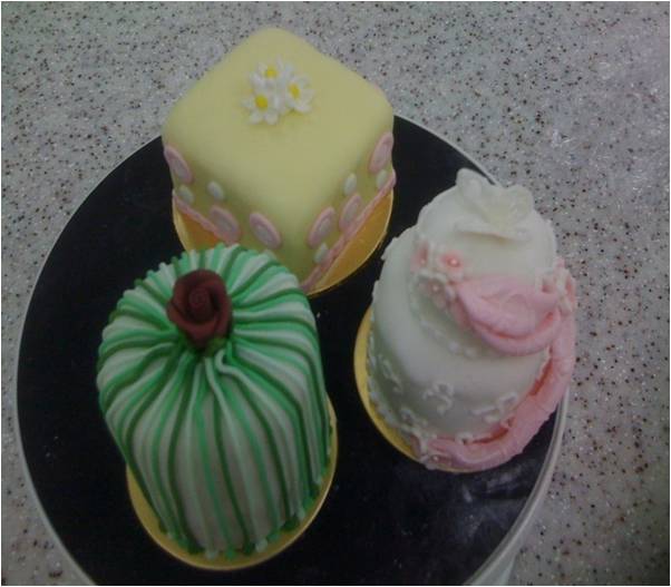 My Cupcakelicious: Miniature Fondant Cakes