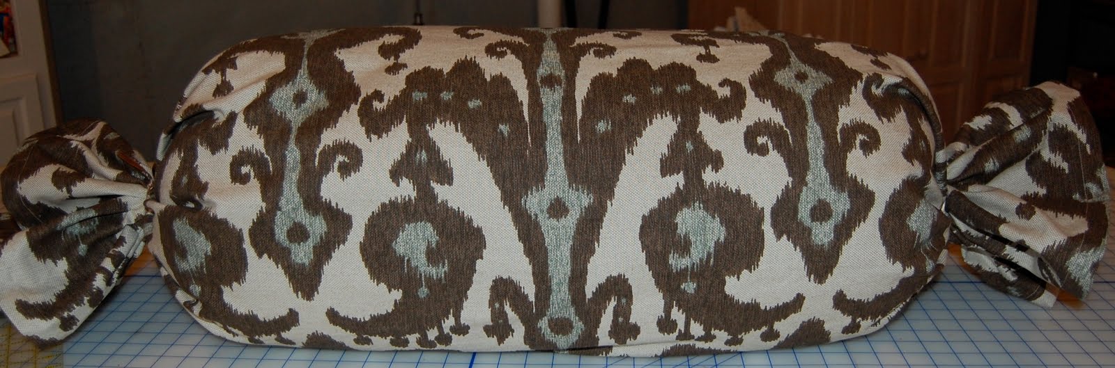 Kendall Boggs Fine Arts and Crafts: Easy Roll pillow tutorial