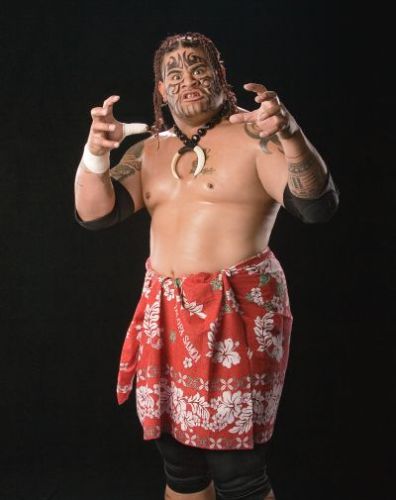 Noticias de la WWE y TNA: Umaga despedido