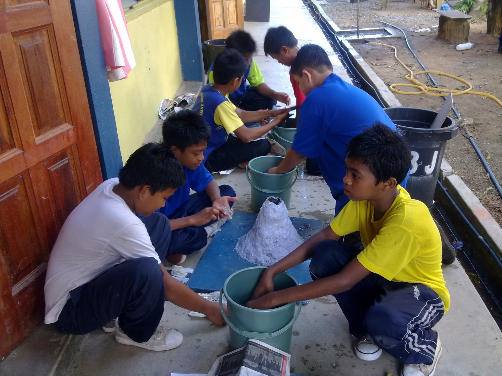 Cikgu Arina: PROJEK MEMBINA MODEL GUNUNG BERAPI