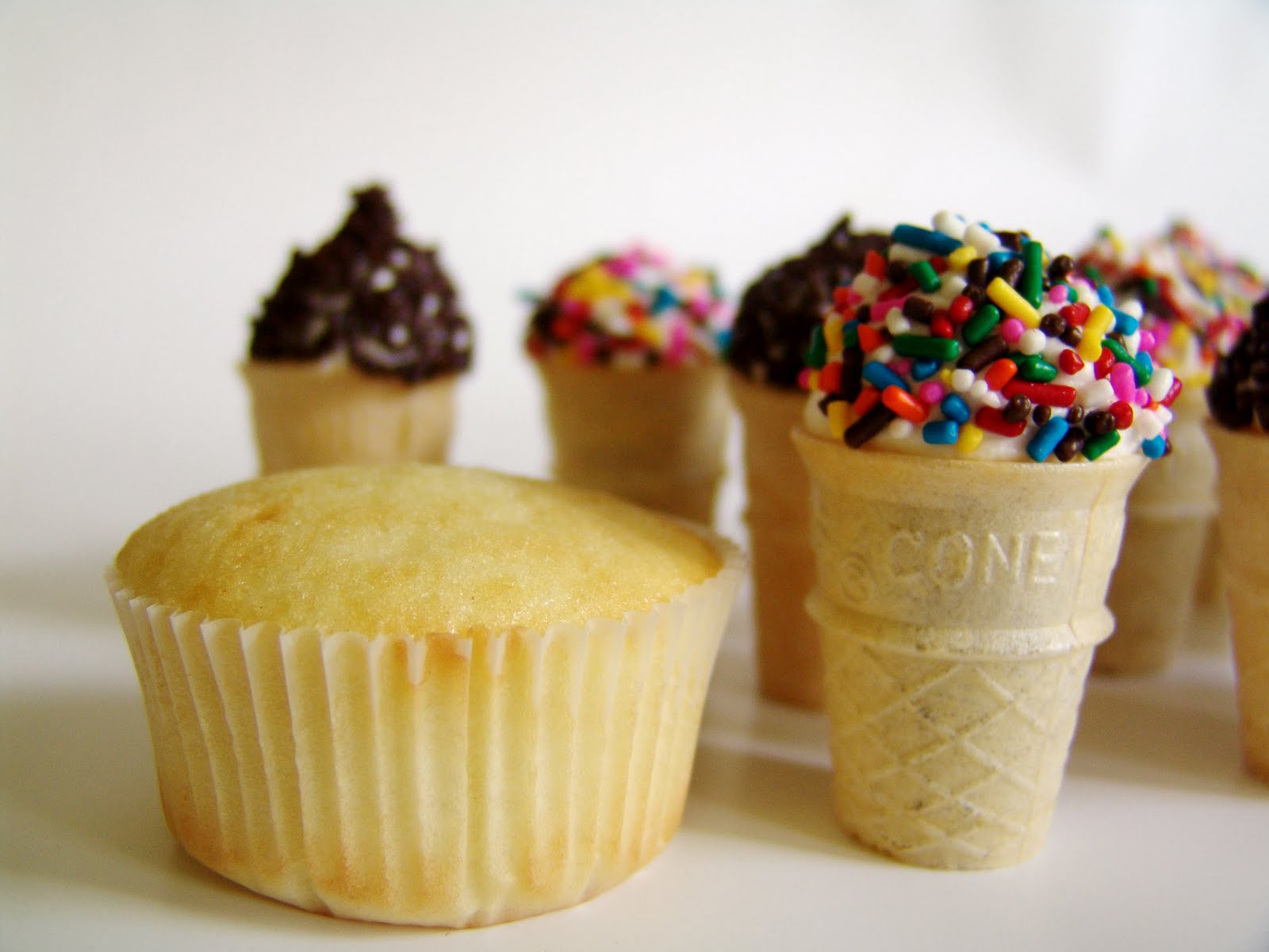 EmilyBemilyCakes: Cupcakes Cones. Say what?