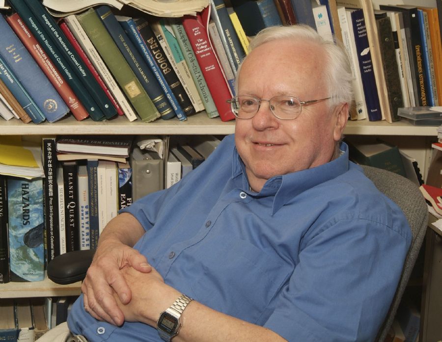 Morre o astrônomo Brian Marsden, caçador de cometas