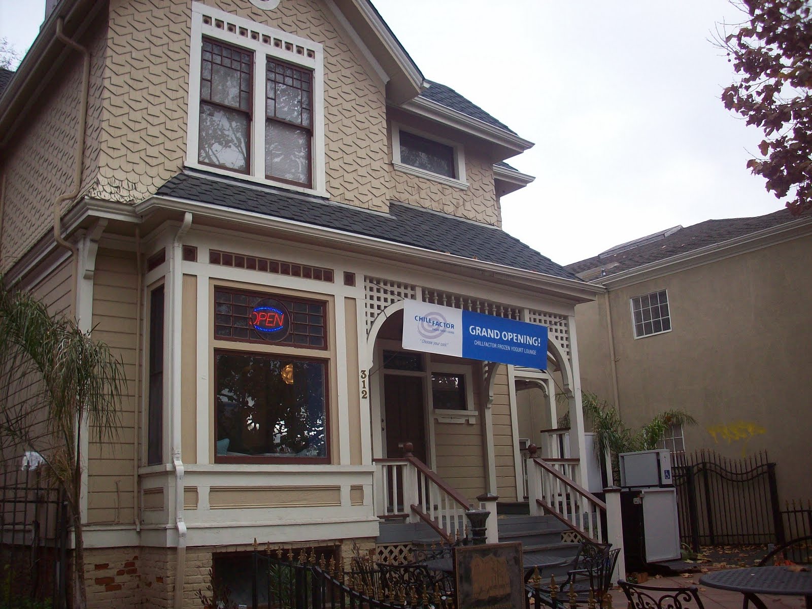 Fro-Yo Girl Speaks: Chillfactor Yogurt Lounge: First Self-Serve Fro-yo ...