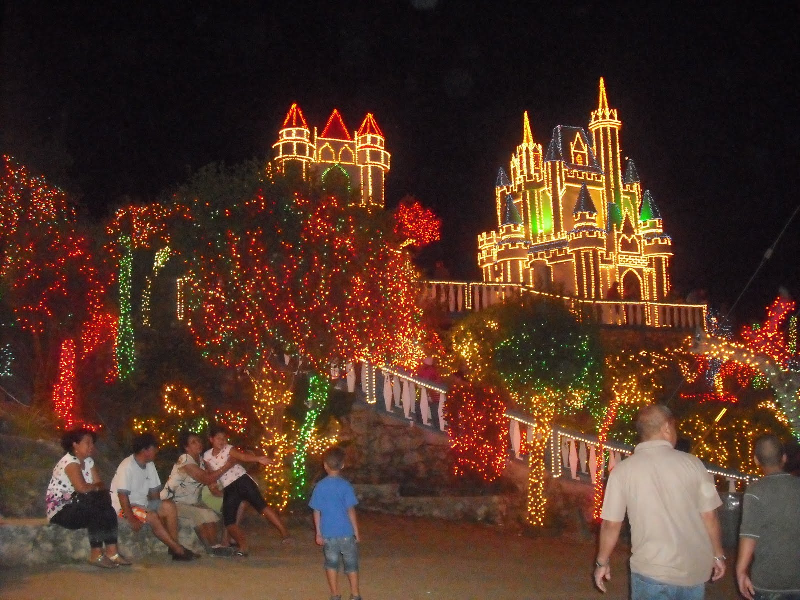 De belevenissen van de Familie Fingal op Aruba: Rondje langs verlichte ...
