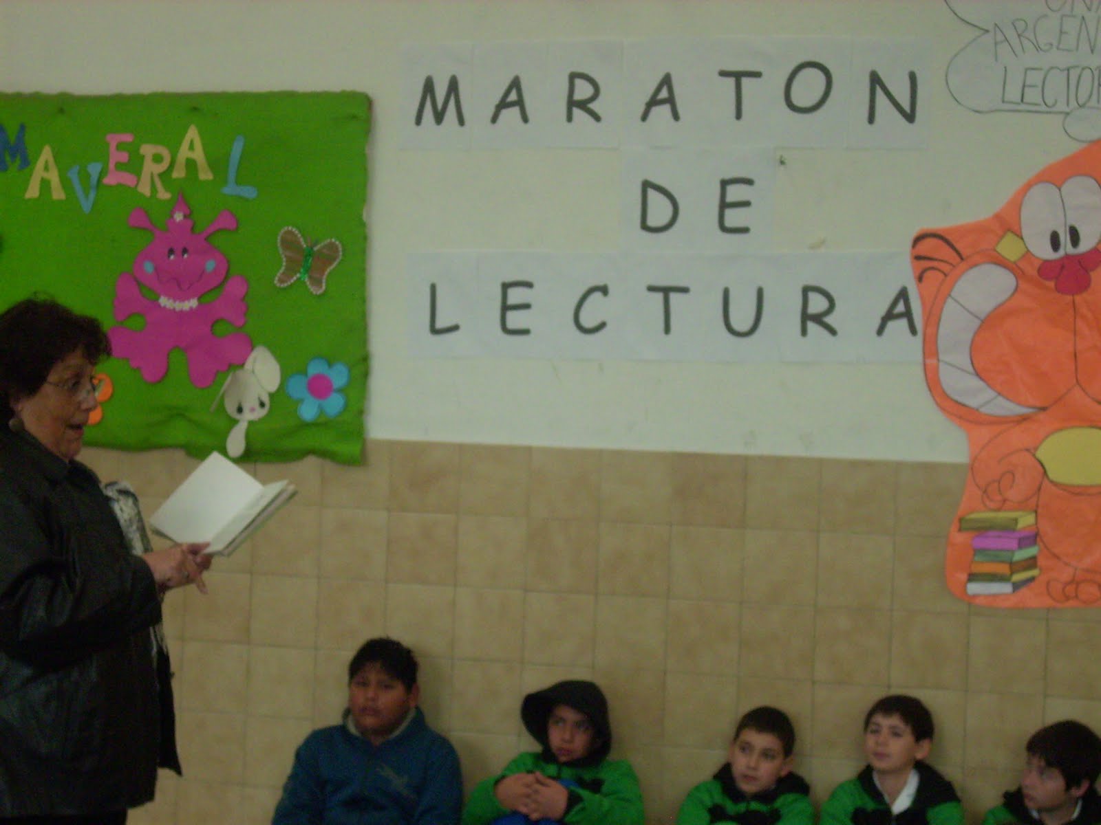 Maestras contando cuentos a sus alumnos - Imagui