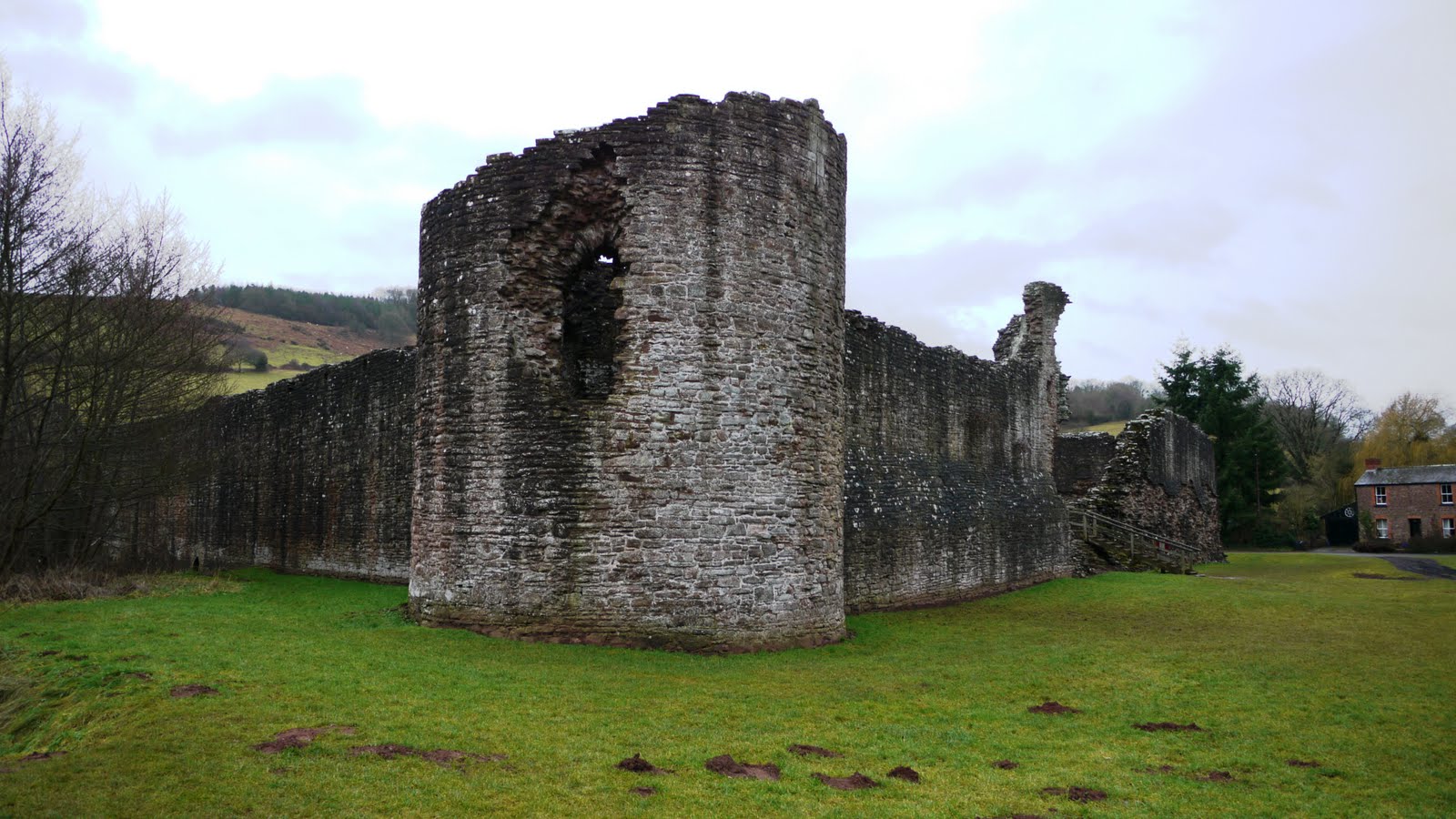 Skenfrith Castle Monmouthshire - Britain All Over Travel Guide