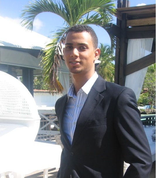 El 54: Adrian Guzmán se Gradúa