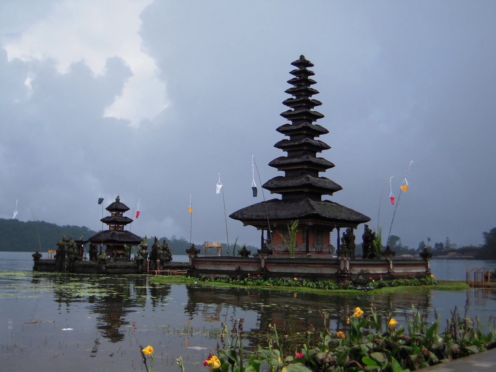 Buddha Bellies: Lake Temple: Ulun Danu Batur
