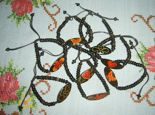 LUKISAN - PAINTING: KERAJINAN GELANG DARI BATOK KELAPA