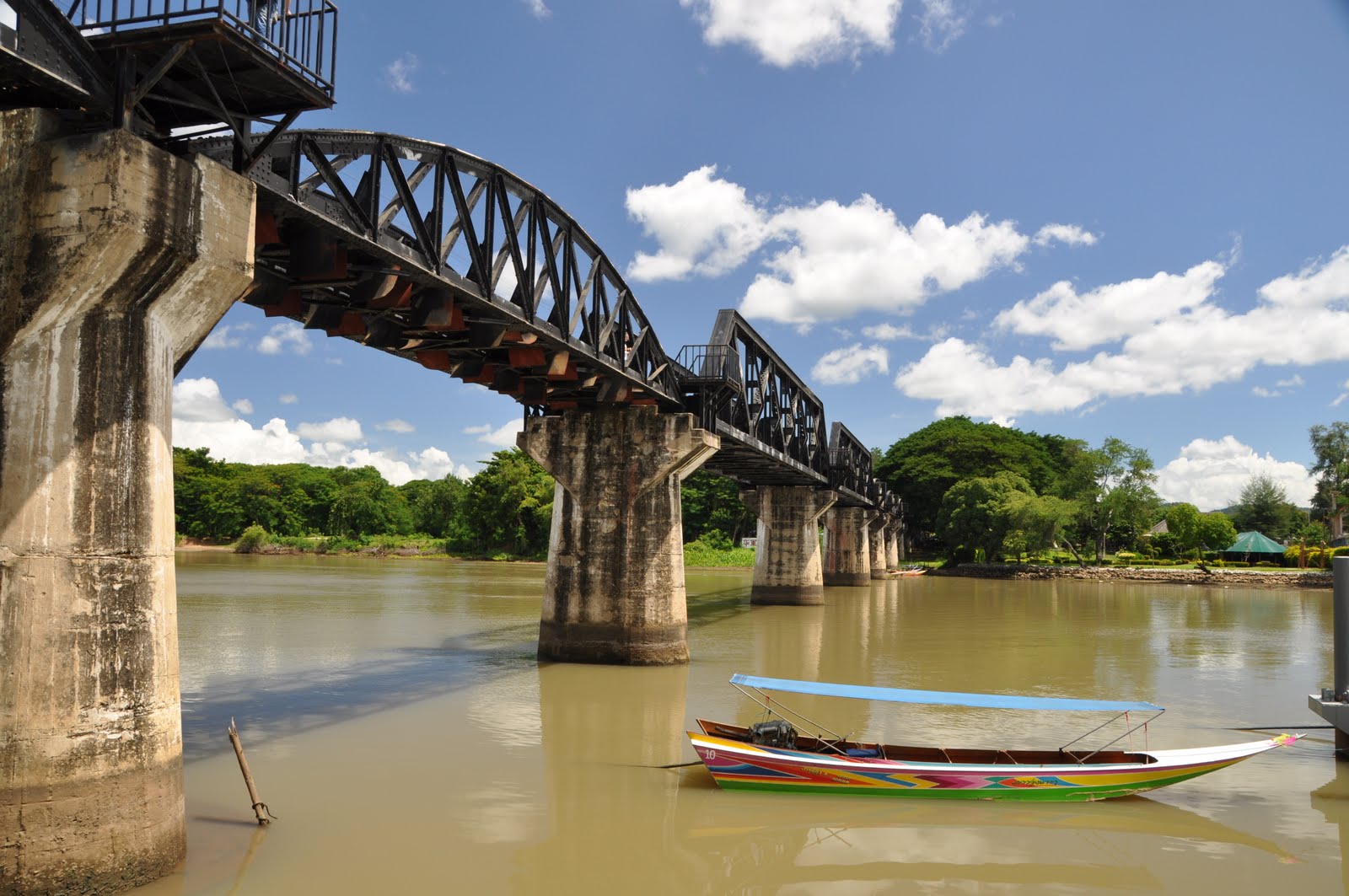 Temple and Mason's Travel Blog: Bridge over the River Kwai