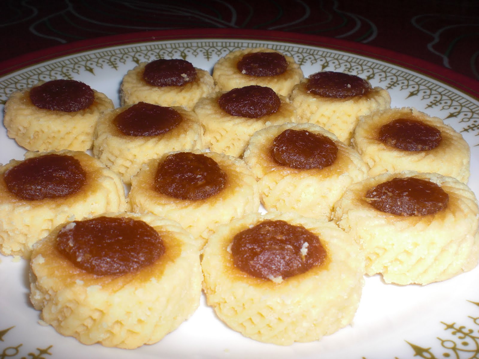 Irresistible Treats at Roisza...: Kuih Tat (Pineapple Tarts)