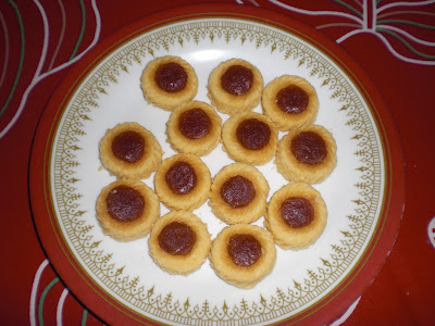 Irresistible Treats at Roisza...: Kuih Tat (Pineapple Tarts)