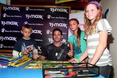 Jeff Timmons 24/7: Jeff Timmons, and his children sign tote bag