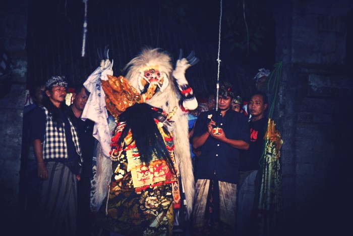 See Bali Through Photography: Orang Bali Menyembah Setan?