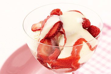Berry sundaes with white chocolate sauce | LEBANESE RECIPES
